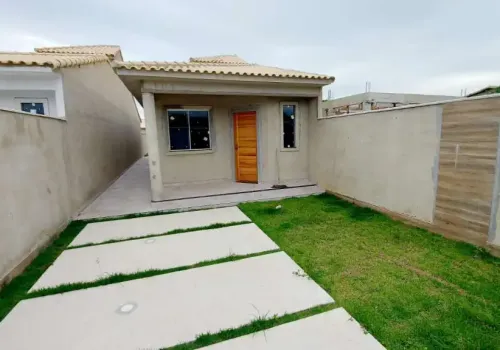 Casas com quintal à venda na Rua Cento e Vinte e Um em Maricá | Chaves na Mão