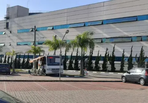 Imóveis comerciais na Avenida Lee Wun Hsiang em Cotia | Chaves na Mão