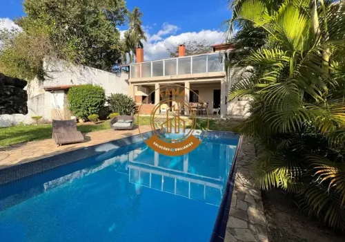 Casas com varanda para alugar na Chácara Roselândia em Cotia | Chaves na Mão