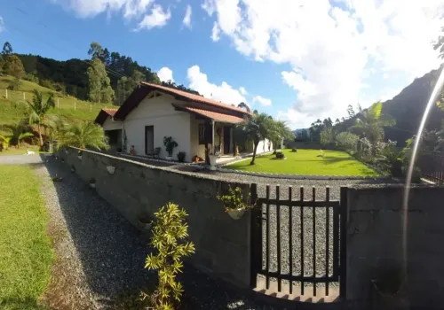 Casas à venda na Zona Rural em Rio dos Cedros | Chaves na Mão
