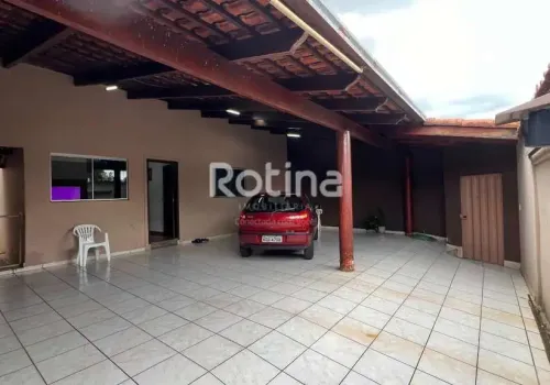 Casas com quintal na Rua Ivo Morganti em Uberlândia | Chaves na Mão